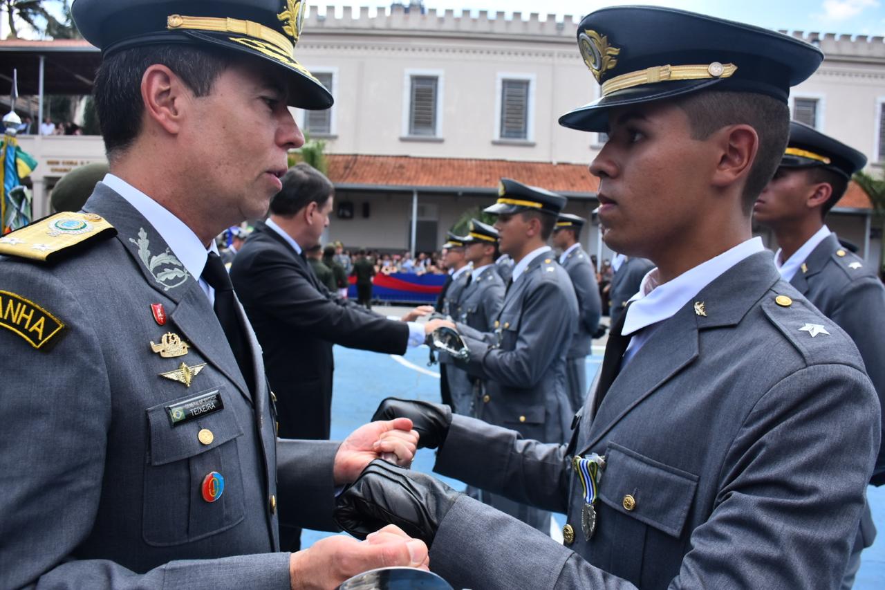 Centro de Preparação de Oficiais da Reserva forma novos aspirantes a ...