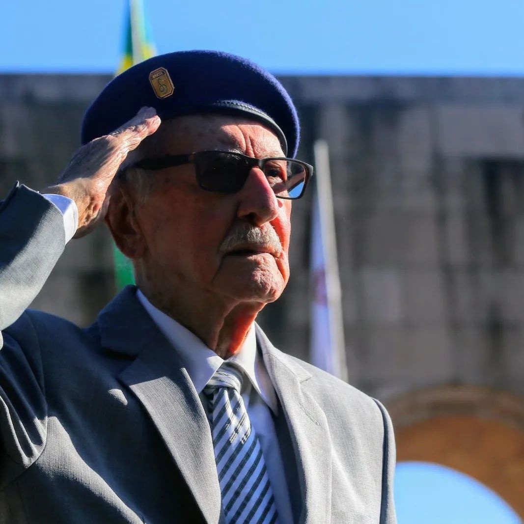 Exército celebra 102 anos de veterano da Segunda Guerra Mundial ...