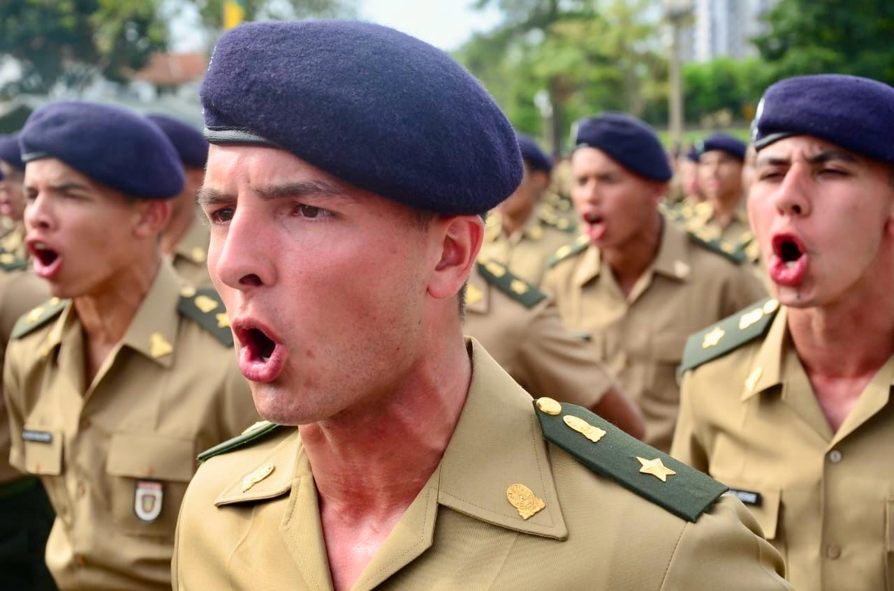 Entrada dos novos cadetes pelo Portão Monumental da AMAN - Notícias ...