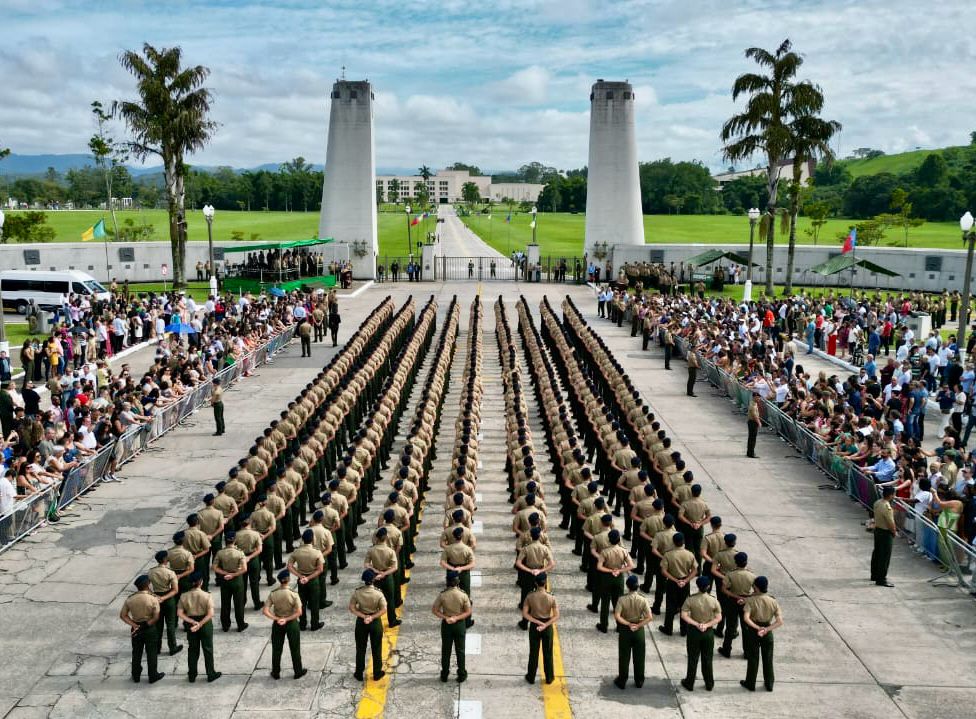 Entrada dos novos cadetes pelo Portão Monumental da AMAN - Notícias ...