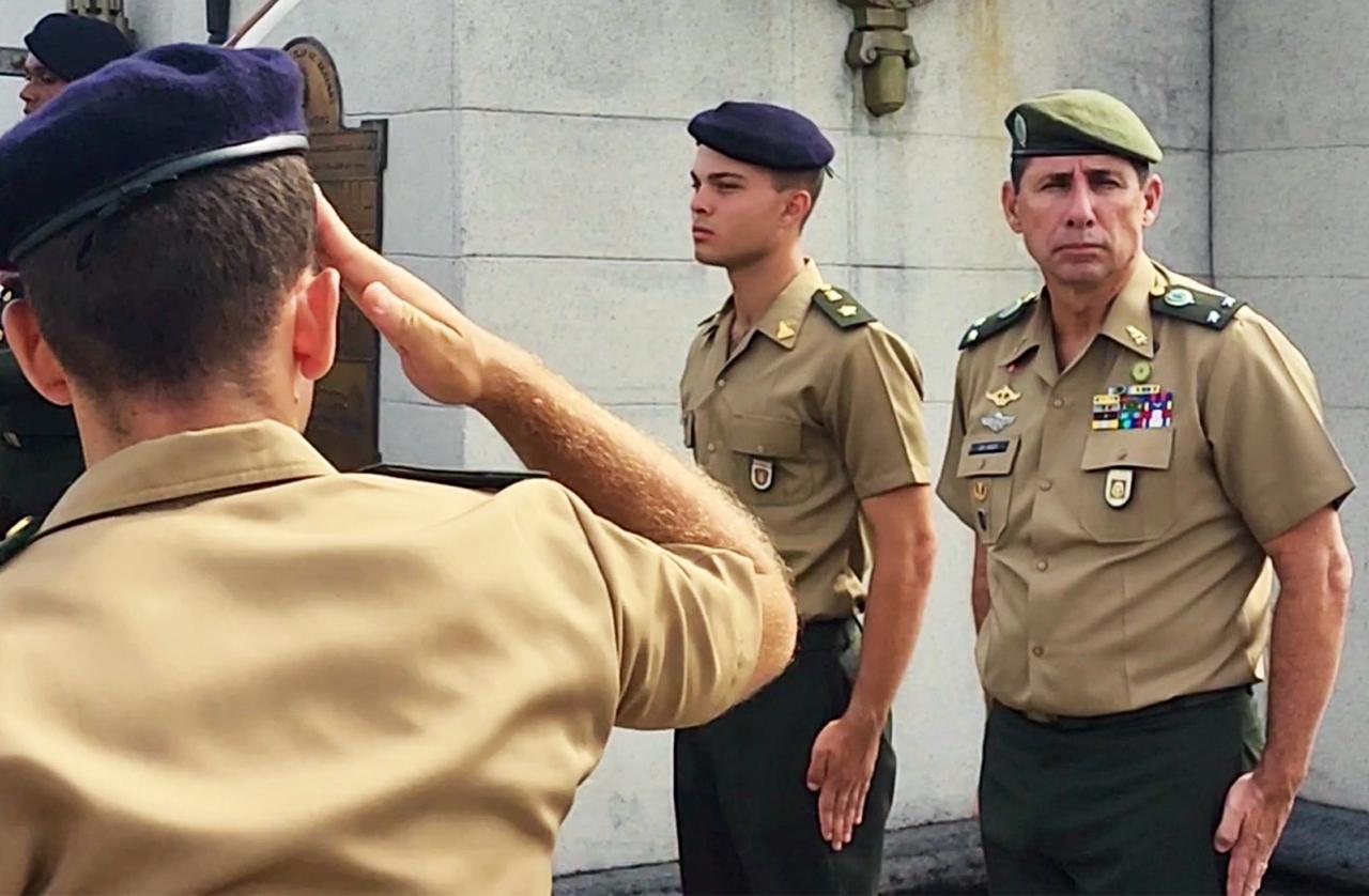 Entrada dos novos cadetes pelo Portão Monumental da AMAN - Notícias ...