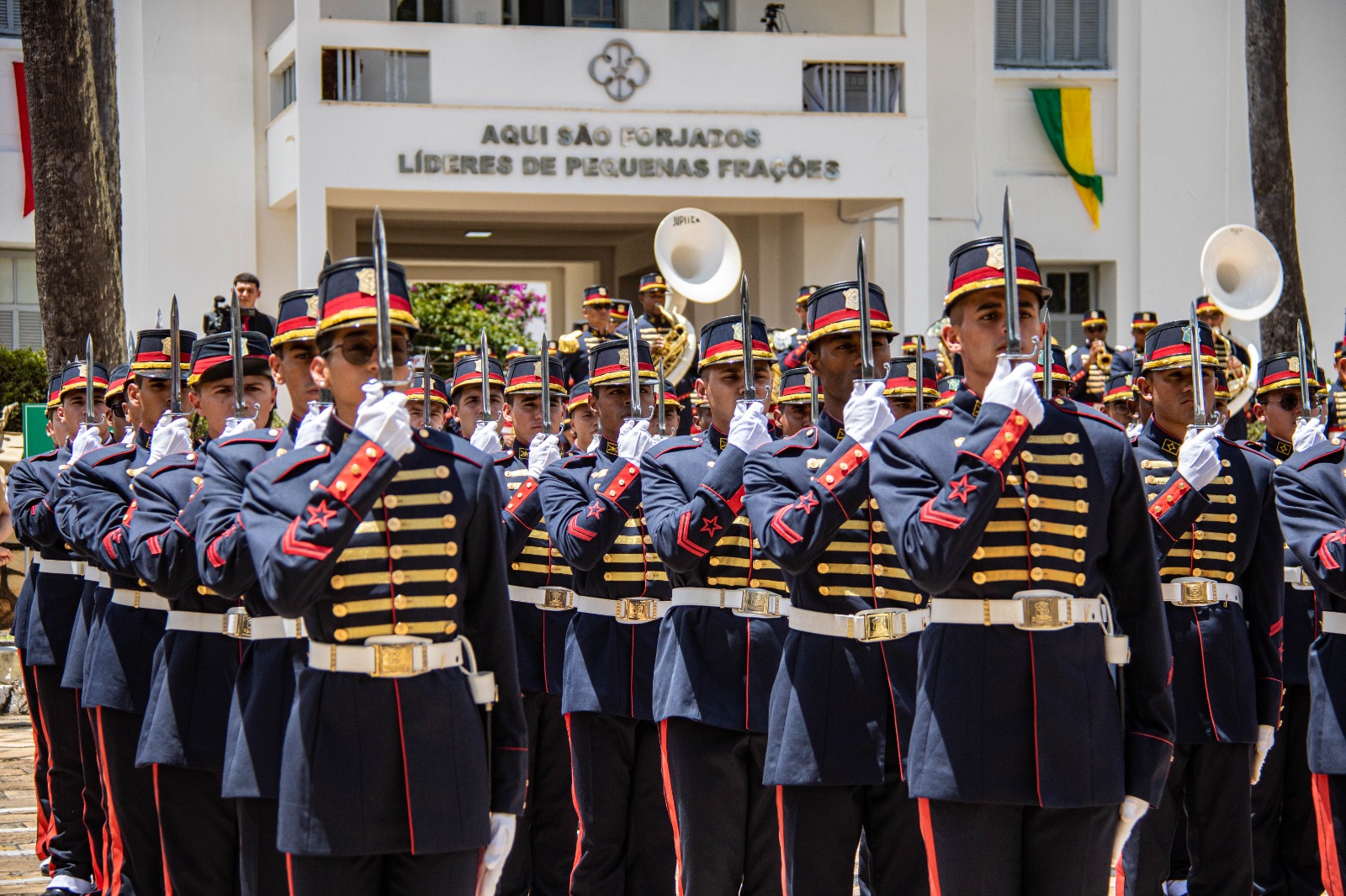 Escolas de Formação de Sargentos realizam entrega do Sabre Sargento Max ...