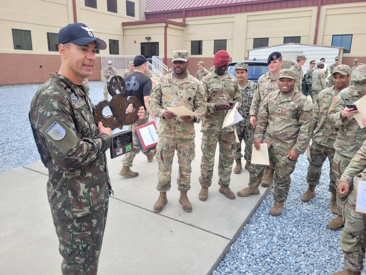 Instrutor brasileiro é homenageado na Airborne School - Notícias ...