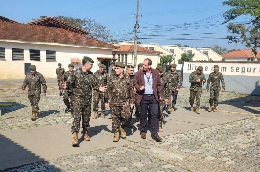 Comandante Logístico visita Batalhão Logístico Acadêmico da AMAN ...