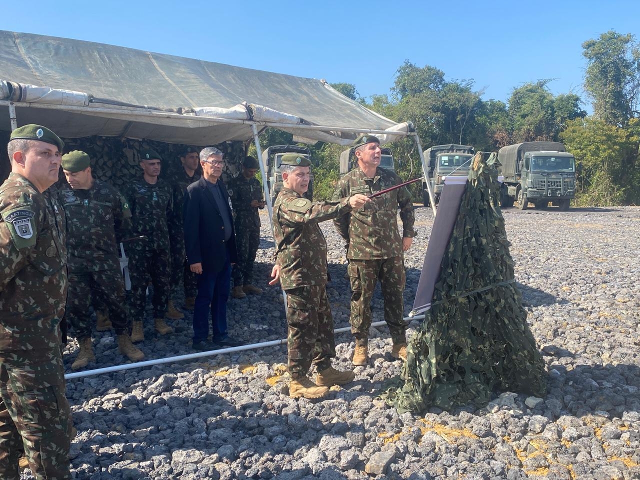 Comandante Logístico visita Batalhão Logístico Acadêmico da AMAN ...