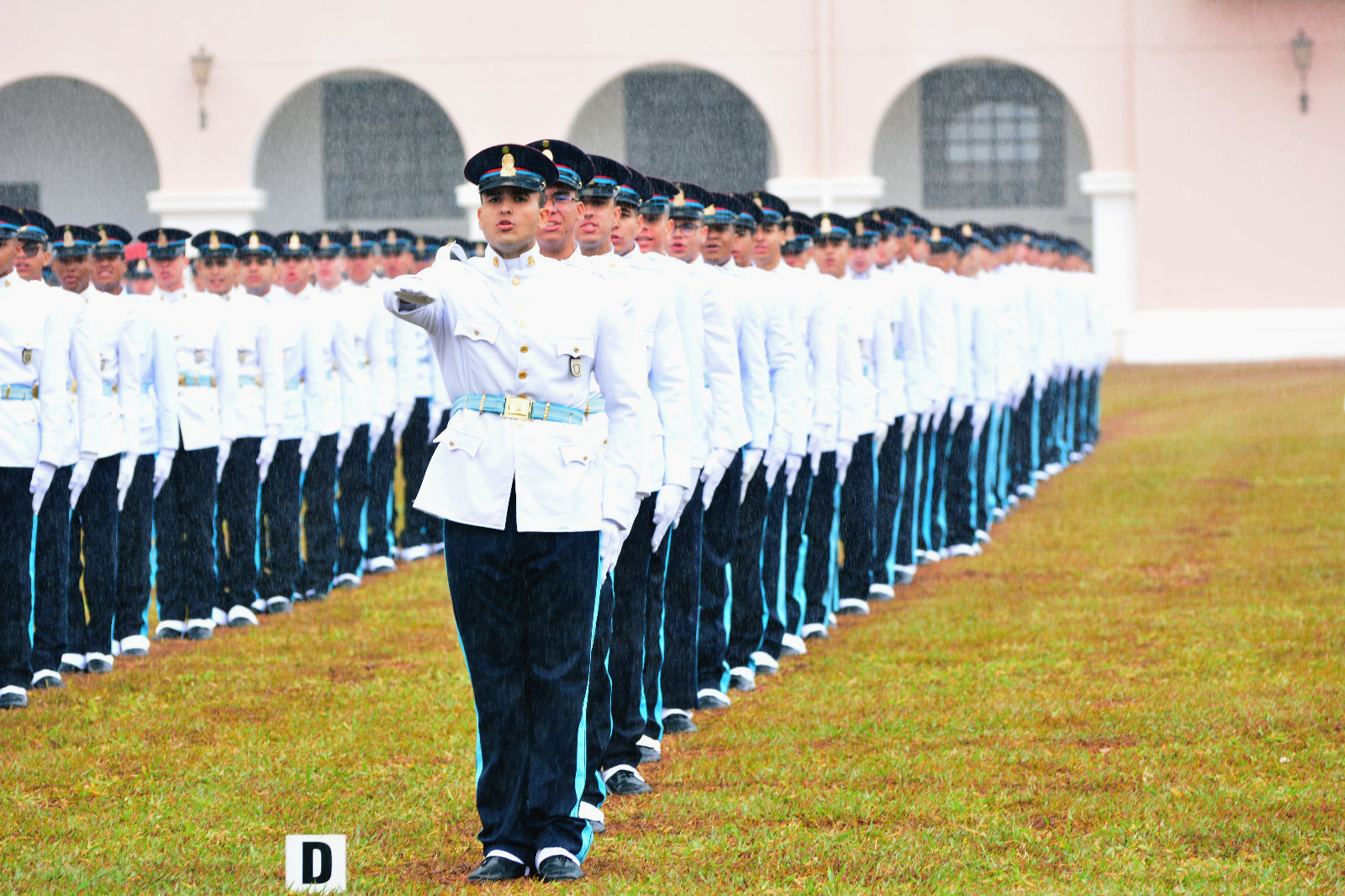 Alunos da EsPCEx prestam juramento à Bandeira - Notícias - Exército ...