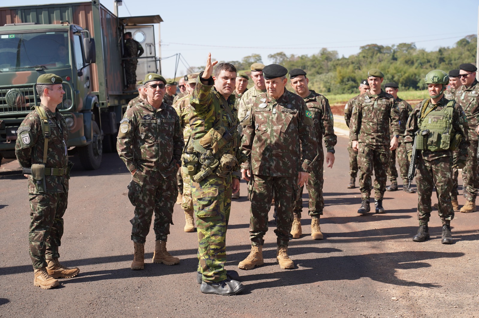 Comandante do Exército conhece a estrutura da Operação Paraná III ...
